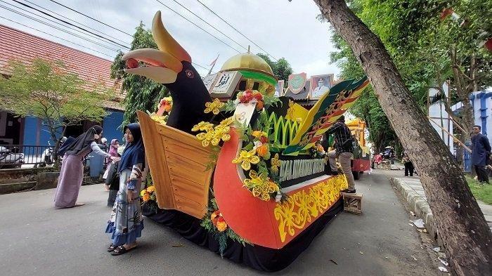 Perahu Tingang dan Rumah Betang Kafilah Kalteng Juara Pawai Taaruf MTQ ...