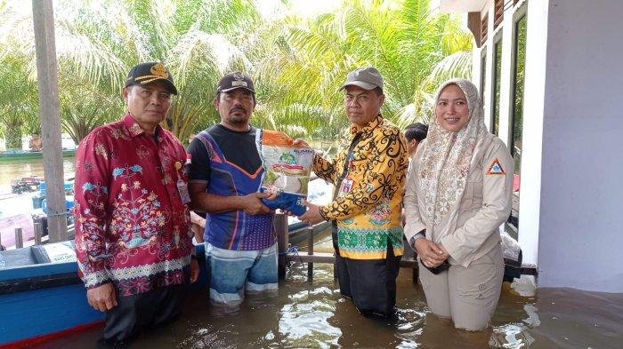 Banjir Hanjalipan Kotim Capai 2,5 Meter, Kemensos Salurkan 1 Ton Beras Untuk Korban Banjir ...
