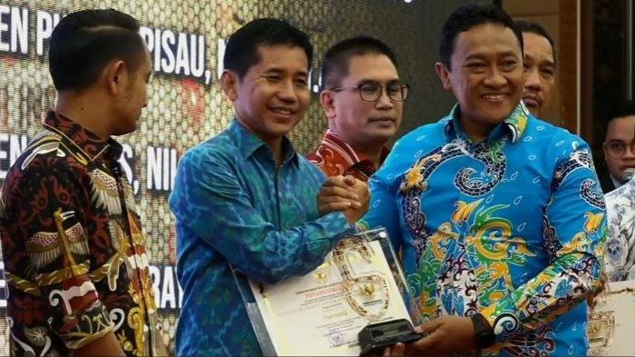 Pemkab Kobar Raih Penghargaan Keterbukaan Informasi Badan Publik Kalteng Tahun 2022 ...