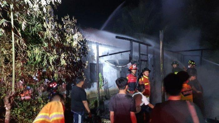 Kebakaran di Tapin Selatan Satu Rumah Ludes Terbakar, Kerugian Capai Rp 50 Juta - Tribunkalteng.com