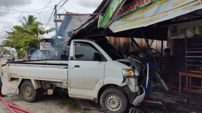 Kecelakaan di Palangkaraya, Diduga Sopir Ngantuk Pikap Melaju Kencang Tabrak Bengkel Las dan ...
