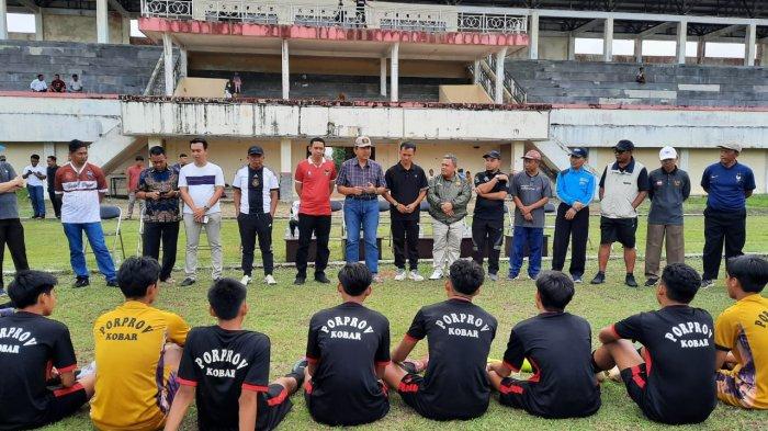 Pj Bupati Kobar dan Forkompimda Kompak Beri Motivasi ke Tim Sepak Bola ...