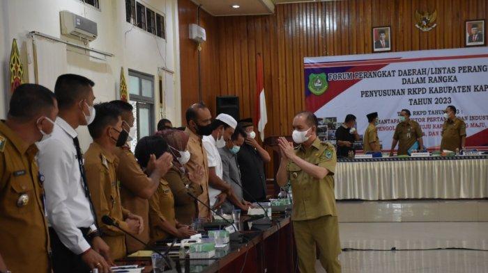 Memasuki Musim Kemarau, Bupati Kapuas Ben Brahim Minta Camat & Jajaran ... Memasuki Musim Kemarau, Bupati Kapuas Ben Brahim Minta Camat & Jajaran ...