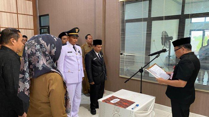 Pj Bupati Erlin Hardi Lantik Camat Kapuas Barat dan Kabid Pencegahan ...