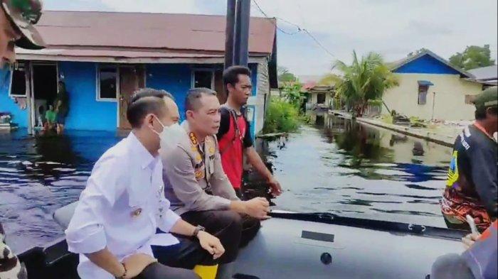 500 Paket Sembako Disalurkan Wali Kota Palangkaraya, Sambangi Korban Banjir Naik Perahu Karet ...