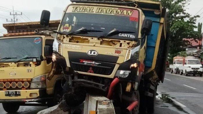 Diduga Licin Karena Hujan Dump Truck dan Pemotor Tabrak Median Jalan di Km 7 Palangkaraya ...
