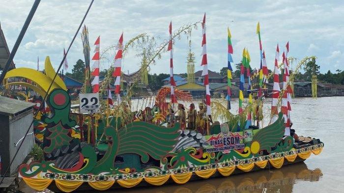 Tampilkan Ciri Khas Budaya Kalteng, Warga Antusias Liat Lomba Perahu Hias FBIM 2024 di ...