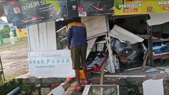 Pagi Buta Mobil Oleng Tabrak Warung, Tiga Korban Luka-Luka di Jalan G ...
