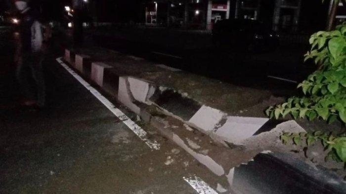 Mobil Tabrak Median Jalan S Parman Palangkaraya Diduga Sopir Masih Belajar - Tribunkalteng.com