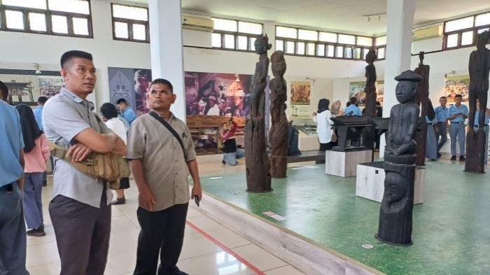 Pengunjung Banyak Belajar Sejarah dan Budaya Dayak Melalui Museum ...