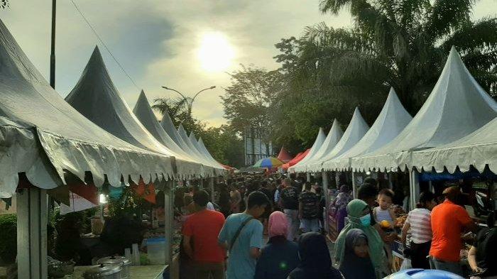 Transaksi Jual Beli di Pasar Ramadhan Sampit Ramai, Pendapatan Pedagang ...