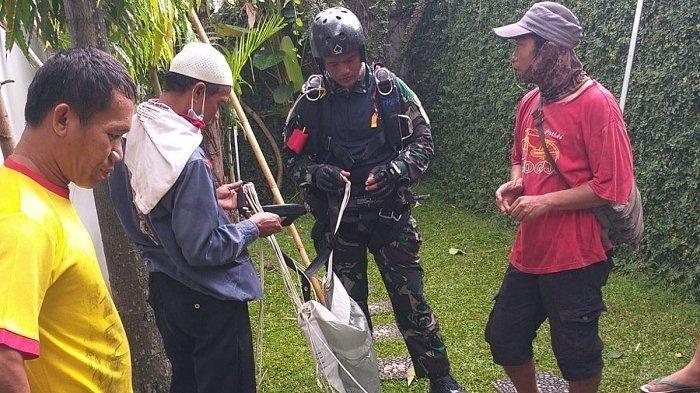 Video: Penerjun Payung Korps Marinir TNI AL Mendarat Darurat di Rumah ...