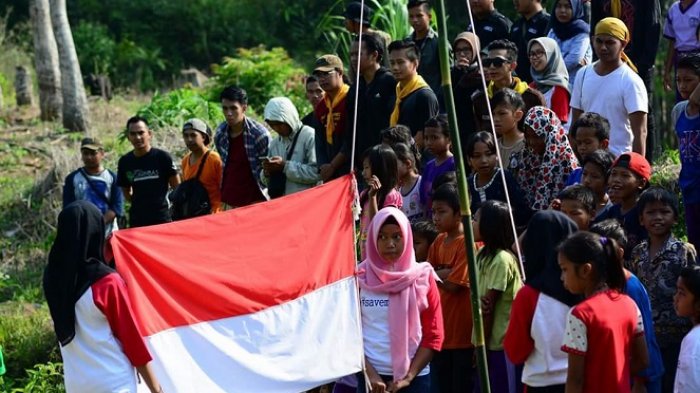 Aktivis Save Meratus Kibarkan Merah Putih di Puncak Halau Halau ...