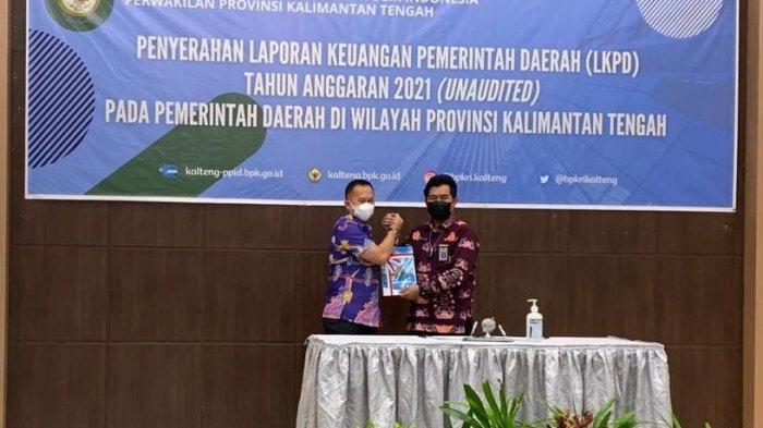 Rampung Tindaklanjuti LHP BPK RI Perwakilan Kalteng, Pemkab Kapuas Serahkan LKPD TA 2022 ...