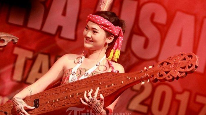 Sape, Alat Musik Tradisional Adat Dayak Kalimantan yang Bisa Membikin ...