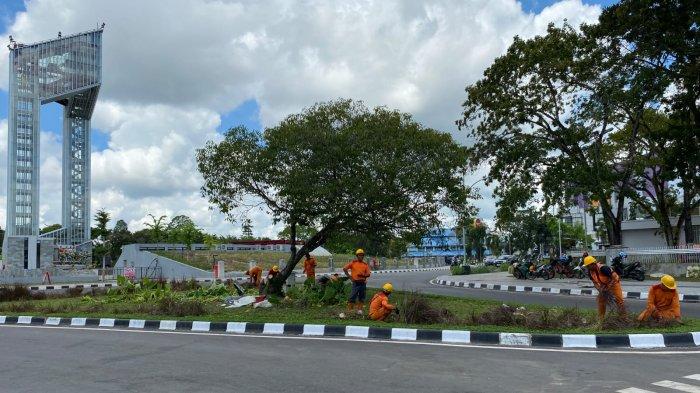 Tanaman di Taman Segitiga Bundaran Besar Palangkaraya Rusak oleh Ribuan ...
