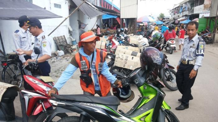 Dishub Kewalahan Tertibkan Parkir Liar - Tribunkalteng.com Dishub Kewalahan Tertibkan Parkir Liar - Tribunkalteng.com