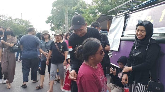 Pengobatan Totok Syaraf Jari Petir, Jadi Perhatian Pengunjung Lokasi ...