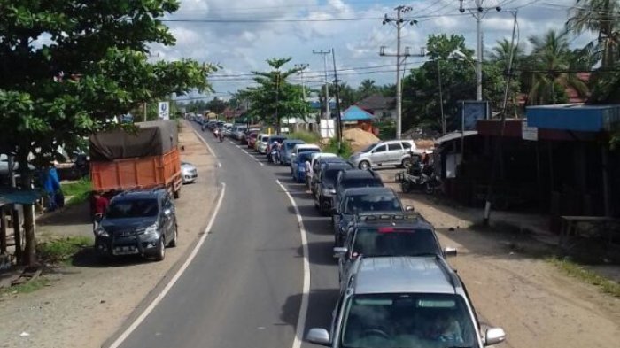 Besok Kembali Kerja, Ratusan Kendaraan Antre Lewati Jembatan Pulau Telo ...