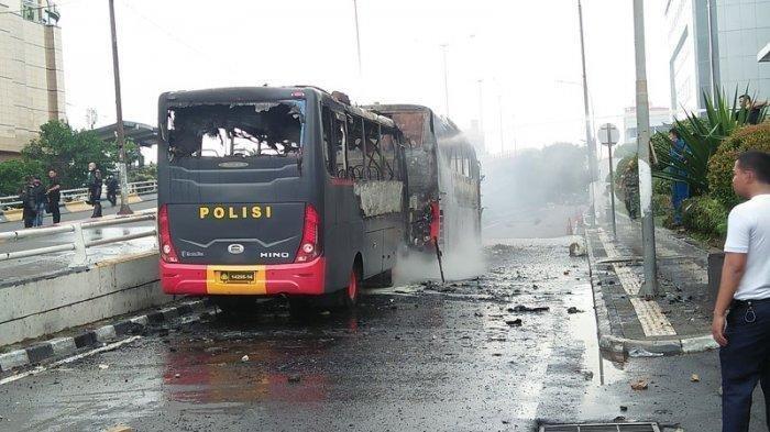 Giliran Kawasan Slipi Ricuh, Dua Bus Kepolisian Dibakar Massa ...