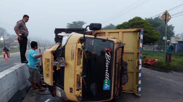 Pengemudi Diduga Mabuk Miras Tabrak Median Jalan Tjilik Riwut Hingga Truk Terguling ...
