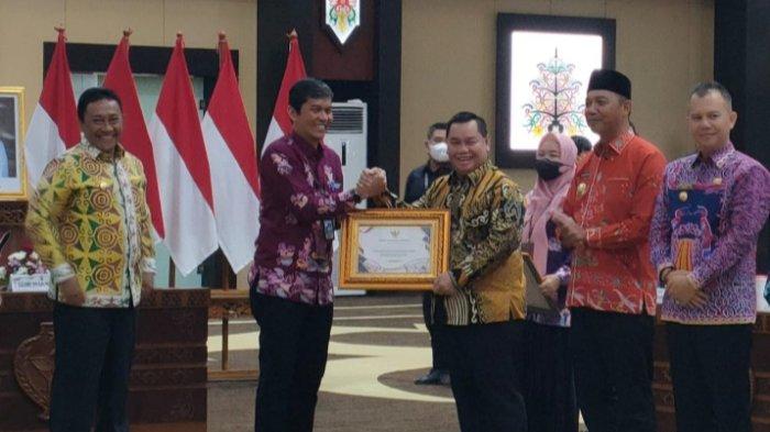 8 Kali Raih Opini WTP Berturut-turut, Bupati Kotim H Halikinnor Terima Piagam Penghargaan Menkeu ...