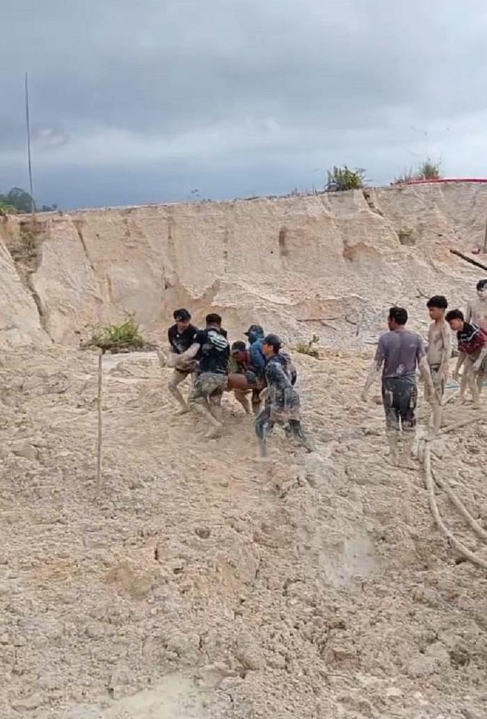 Foto Evakuasi Pekerja Tambang Emas Meninggal di Kapuas Tengah Kalteng ...