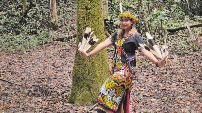 Nella Pidang Bangga Bisa Berunjuk Gigi Menari Dayak di Depan Jokowi - Tribunkaltim.co