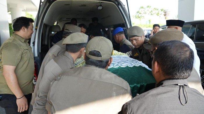 FOTO-FOTO: Momen Kedatangan Jenazah Norbaiti Isran Noor dan Suasana ...