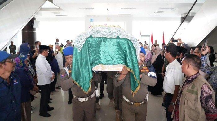 FOTO-FOTO: Momen Kedatangan Jenazah Norbaiti Isran Noor dan Suasana ...