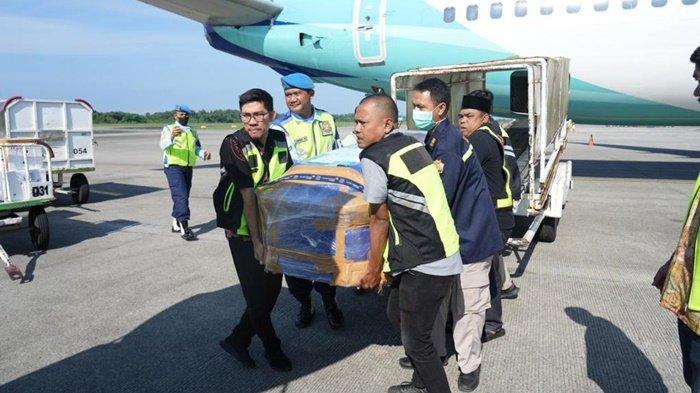 FOTO-FOTO: Momen Kedatangan Jenazah Norbaiti Isran Noor dan Suasana ...
