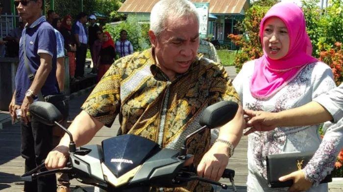 FOTO-FOTO: Momen Manis Gubernur Kaltim Isran Noor dan Almarhum Sang ...