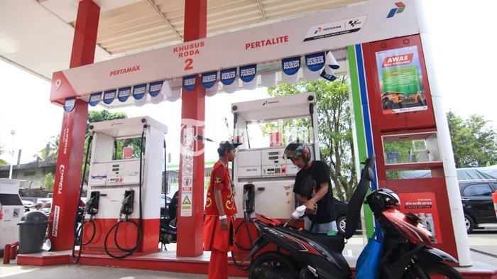 FOTO-FOTO: Unik, Petugas SPBU di Balikpapan Kenakan Pakaian Adat ...