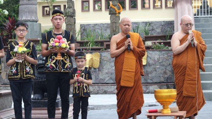 Umat Budha Balikpapan Peringati Hari Waisak Menggunakan Pakaian Adat ...