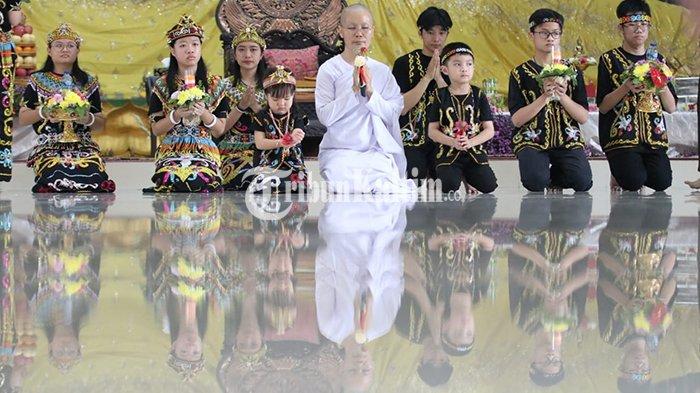 FOTO-FOTO: Ratusan Umat Buddha Balikpapan Peringati Hari Waisak di ...
