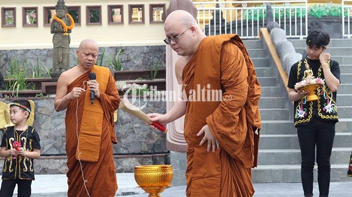 FOTO-FOTO: Ratusan Umat Buddha Balikpapan Peringati Hari Waisak di ...