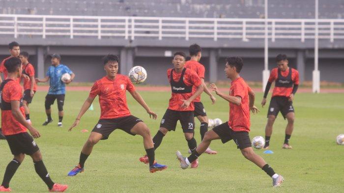 FOTO-FOTO: Latihan Perdana Borneo FC di Stadion Segiri Samarinda Jelang ...