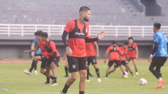 FOTO-FOTO: Latihan Perdana Borneo FC di Stadion Segiri Samarinda Jelang ...
