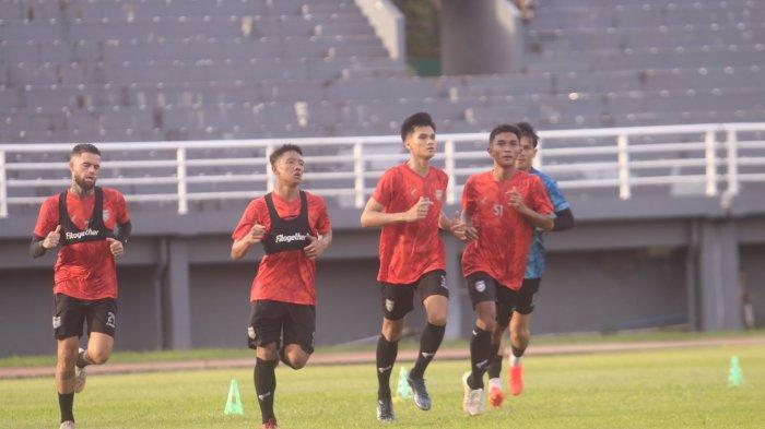 FOTO-FOTO: Latihan Perdana Borneo FC di Stadion Segiri Samarinda Jelang ...