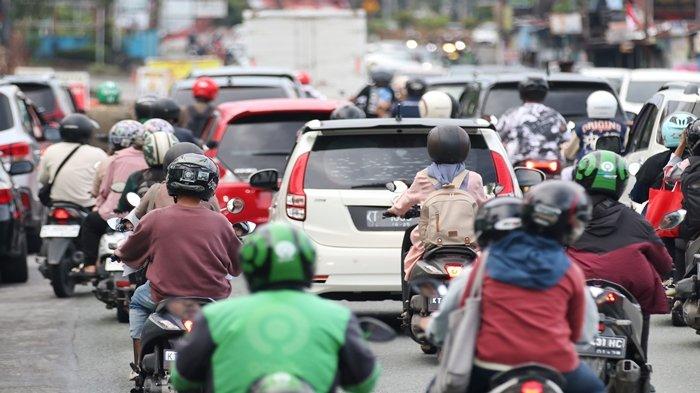 Hiruk-pikuk Jalanan Balikpapan Kota Penyangga IKN Nusantara, Dikit-dikit Ngerem Tangan Kesemutan ...