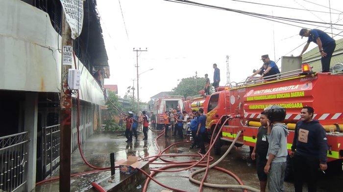8 Mobil Pemadam Dikerahkan untuk Jinakkan Api yang Lahap 4 Rumah di Tenggarong Kukar ...