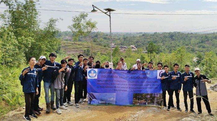 Poltekba Pasang Penerang Jalan Berbasis Solar Cell dan Photocell di ...