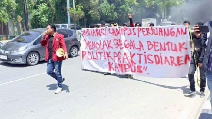 Video Aksi Demo Mahasiswa di Depan Kampus Untag Samarinda Hari Ini ... Video Aksi Demo Mahasiswa di Depan Kampus Untag Samarinda Hari Ini ...