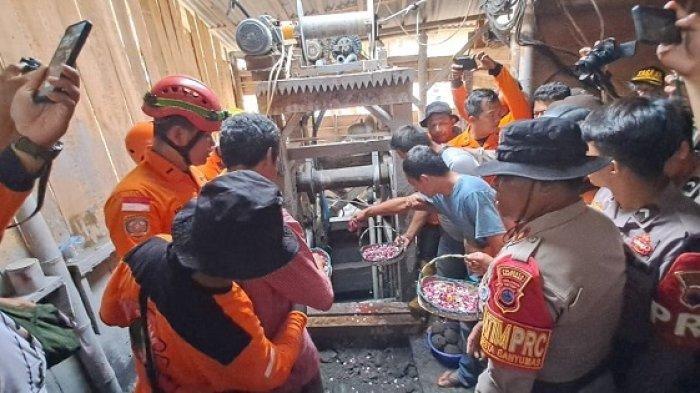 Pilu, 8 Penambang Emas di Banyumas Tak Bisa Dievakuasi, Tabur Bunga dan Prasasti di Lubang ...