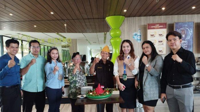 Peringati Kemerdekaan Indonesia, MaxOne Hotel Ajak Veteran di Balikpapan Potong Tumpeng Merah ...