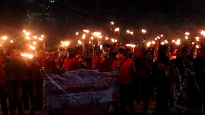 Warga Kubar Kompak Nyanyikan Indonesia Raya saat Pawai Obor Kemerdekaan ...