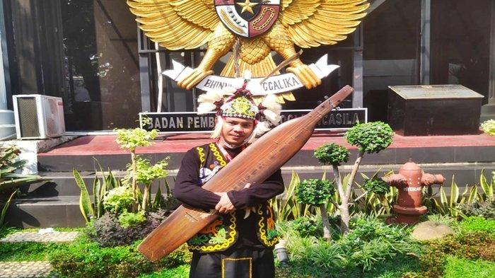 Profil Daniel Febrian, Salah Satu Pemain Ansambel Sape Dayak Asal Kutim ...