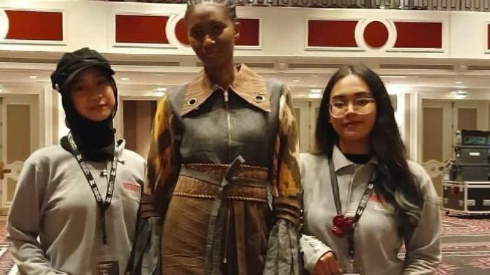 Viral 2 Siswi SMKN 4 Balikpapan Pamer Karya Busana di Front Row Paris Bikin Bangga - Tribunkaltim.co