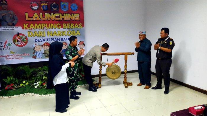 Kapolres AKBP Kade Budiyarta Resmikan Kampung Bebas Narkoba Desa Tepian Batang Paser ...