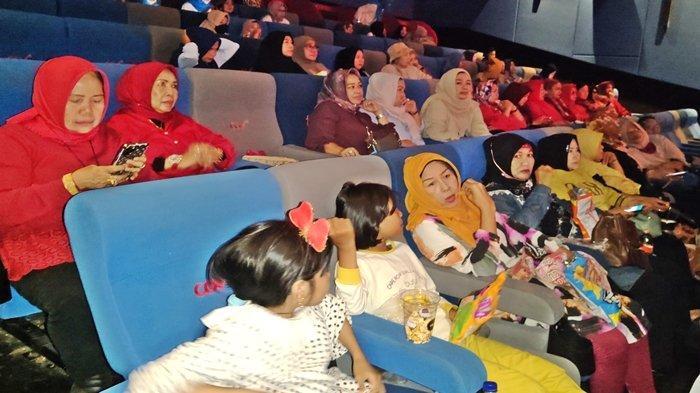 CGV Plaza Balikpapan Penuh Tangisan, Ratusan Ibu Nobar Film Air Mata di Ujung Sajadah ...